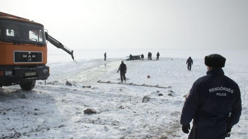DELMAGYAR - Két Hummer alatt beszakadt a Balaton jege