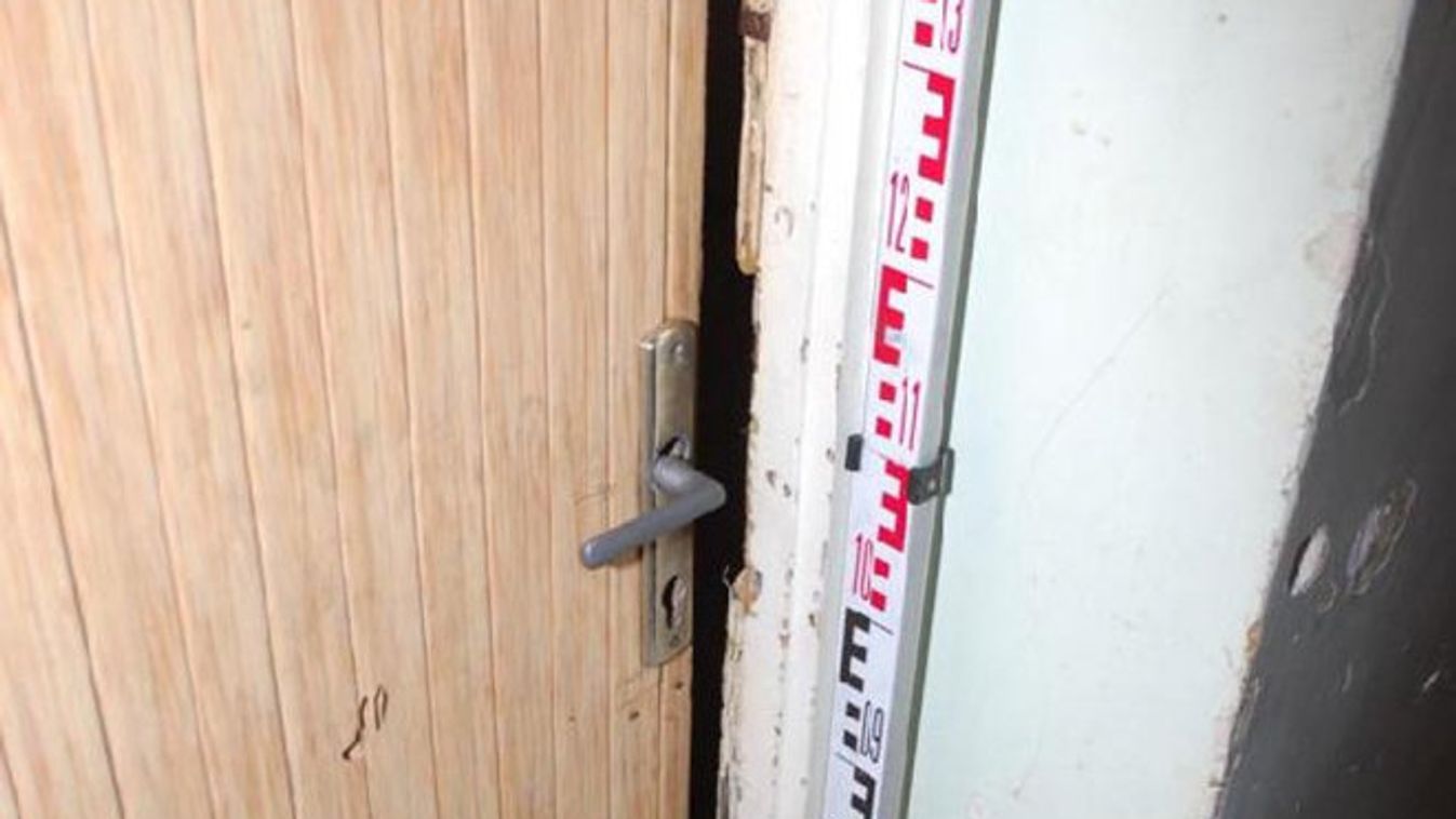 Szidalmazta, kavicsokkal dobálta, majd rátörte az ajtót volt élettársára