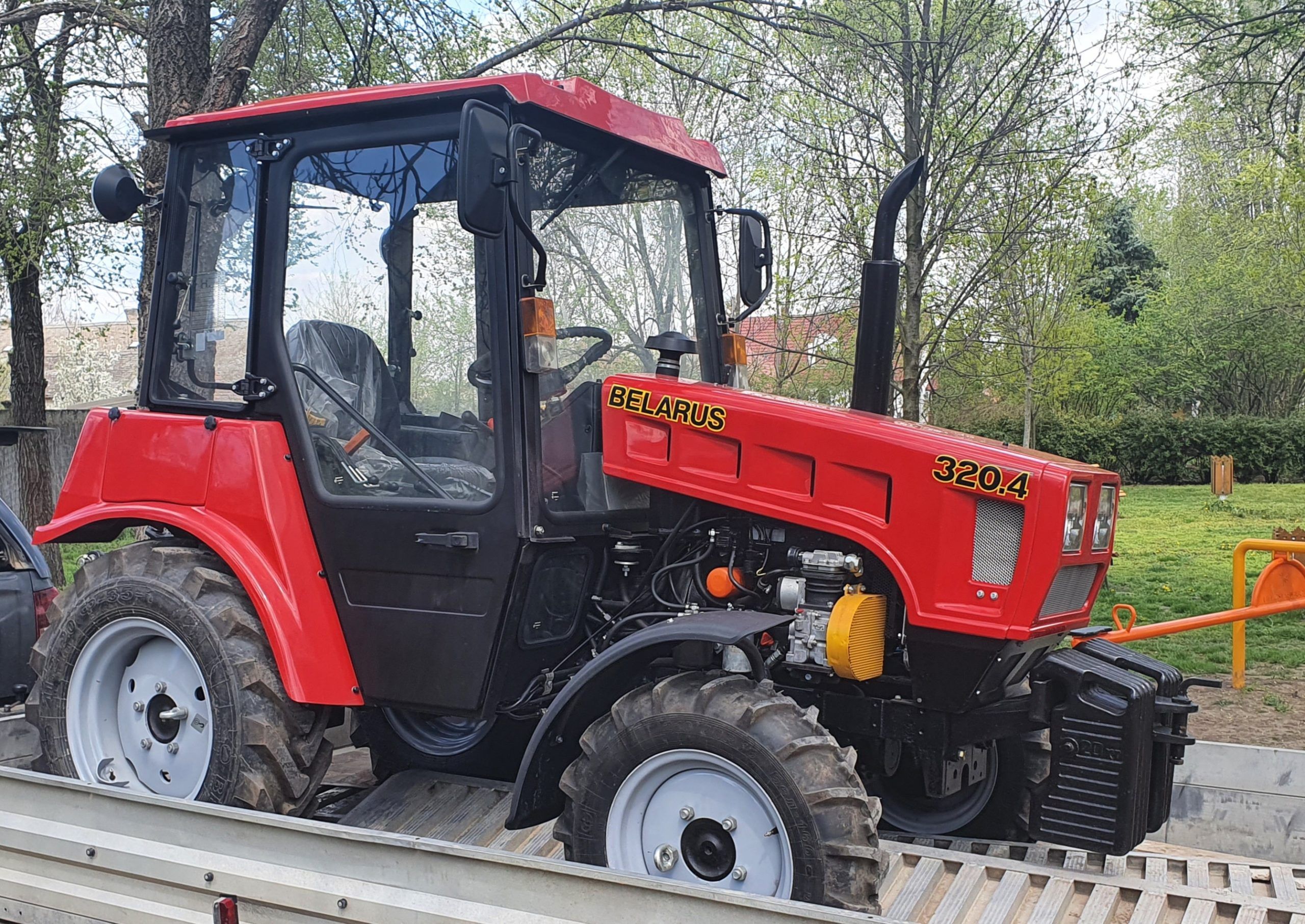 Megérkezett az új kis traktor és kiegészítői