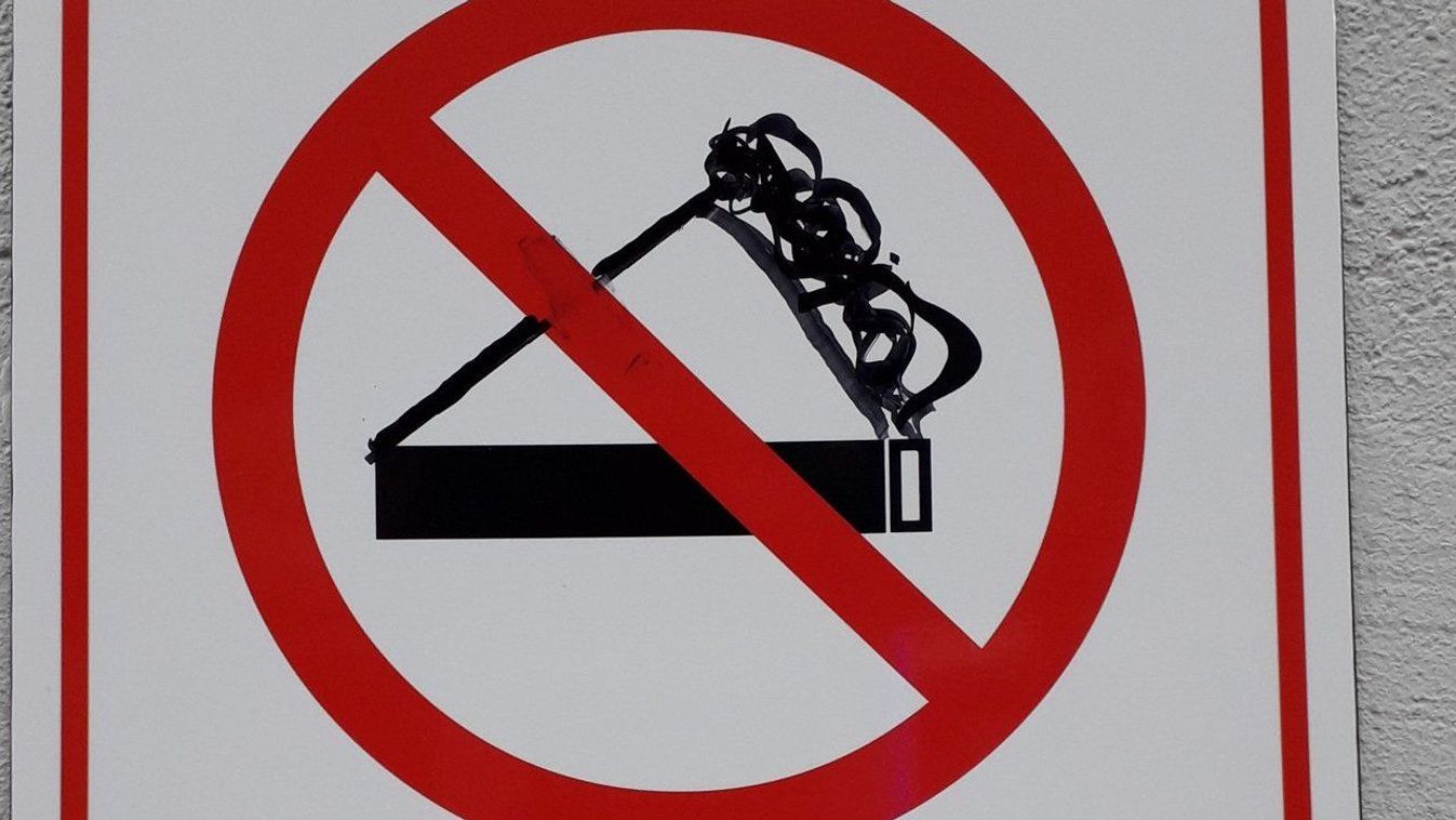 DELMAGYAR - A passzázs területén pitét enni tilos - Fotó