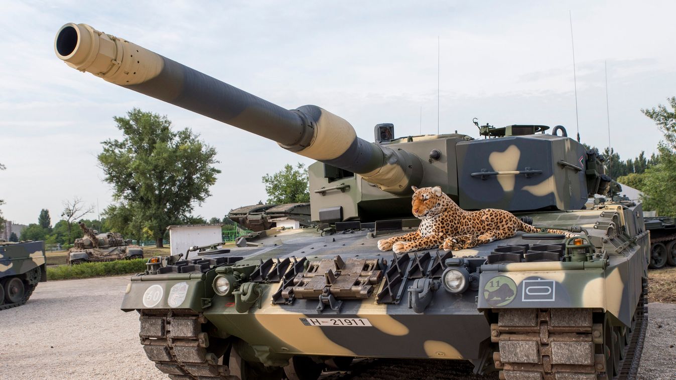 Megérkezett az első négy Leopard harckocsi