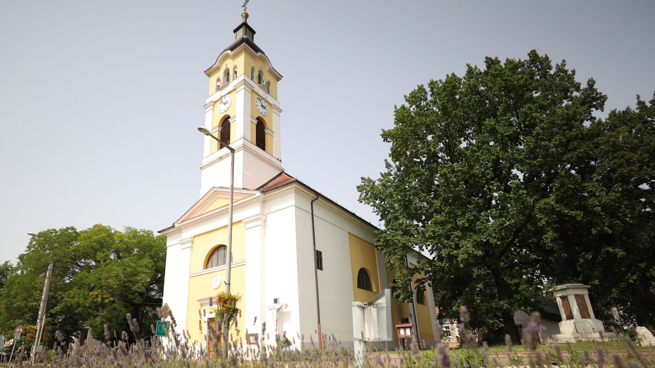 DELMAGYAR - Lilába öltözik a kisteleki templom