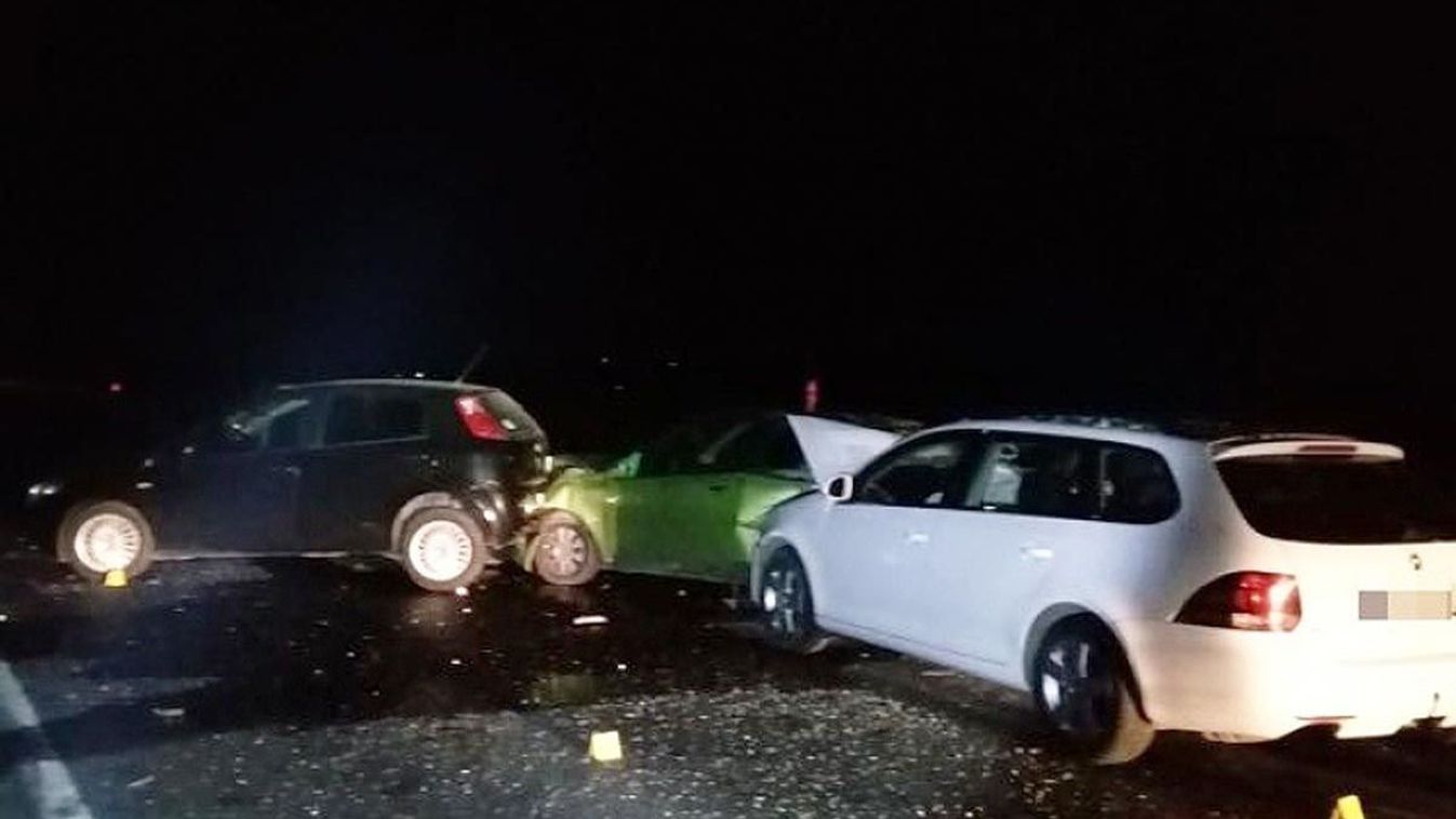 DELMAGYAR - Szarvasok okoztak tömegbalesetet: négy autó karambolozott