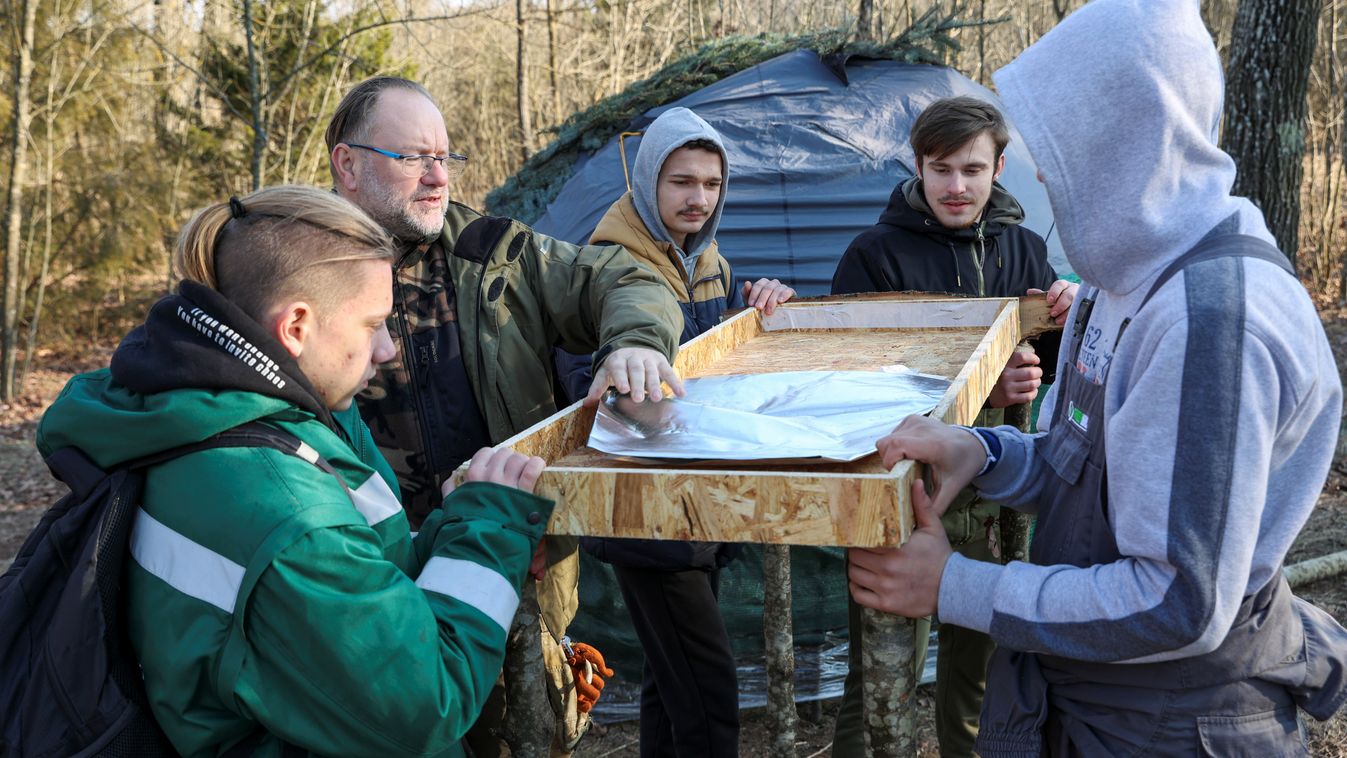 Indián kunyhó épült az ásotthalmi erdőben - galéria