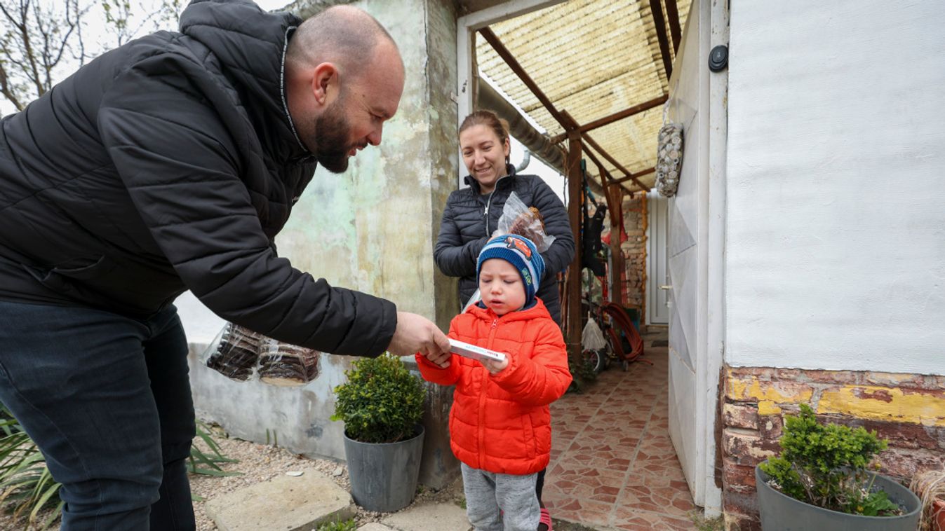 Sonkát és zöldségcsomagot is kaptak a nagycsaládosok - Fotók