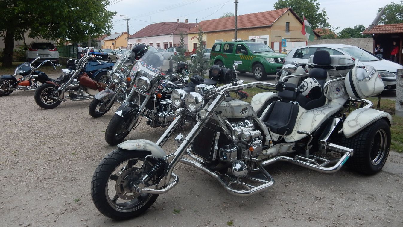 Motorok, motorosok lepték el Csengelét - Fotók