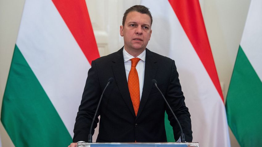 DELMAGYAR - Menczer Tamás: Brüsszel a BMW-t Debrecen helyett Romániába vinné