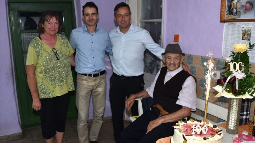 DELMAGYAR - Százévesen is köt cirokseprűt Mihály bácsi