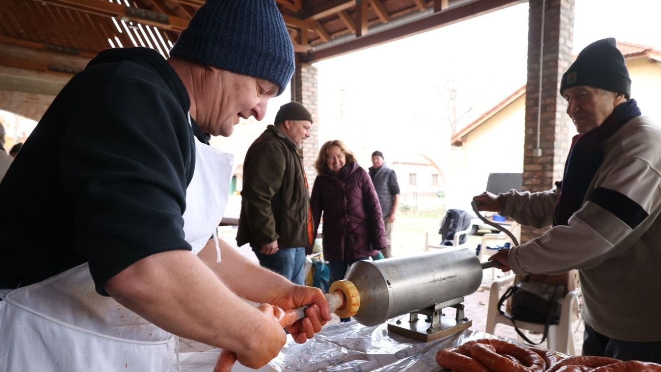 Kolbász- és hurkatöltő versenyt rendeztek – Galéria