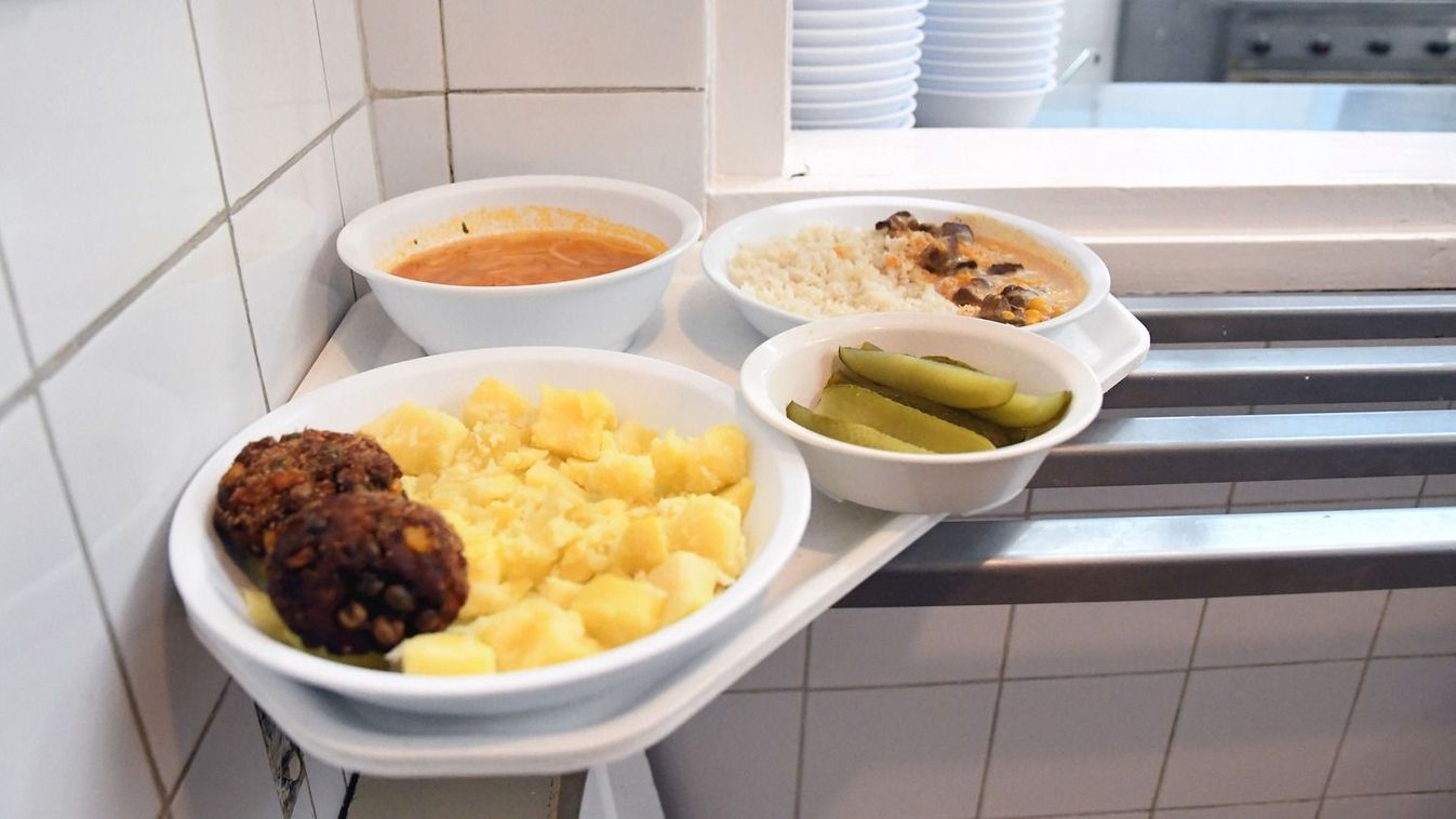 Alig esznek menzán a diákok