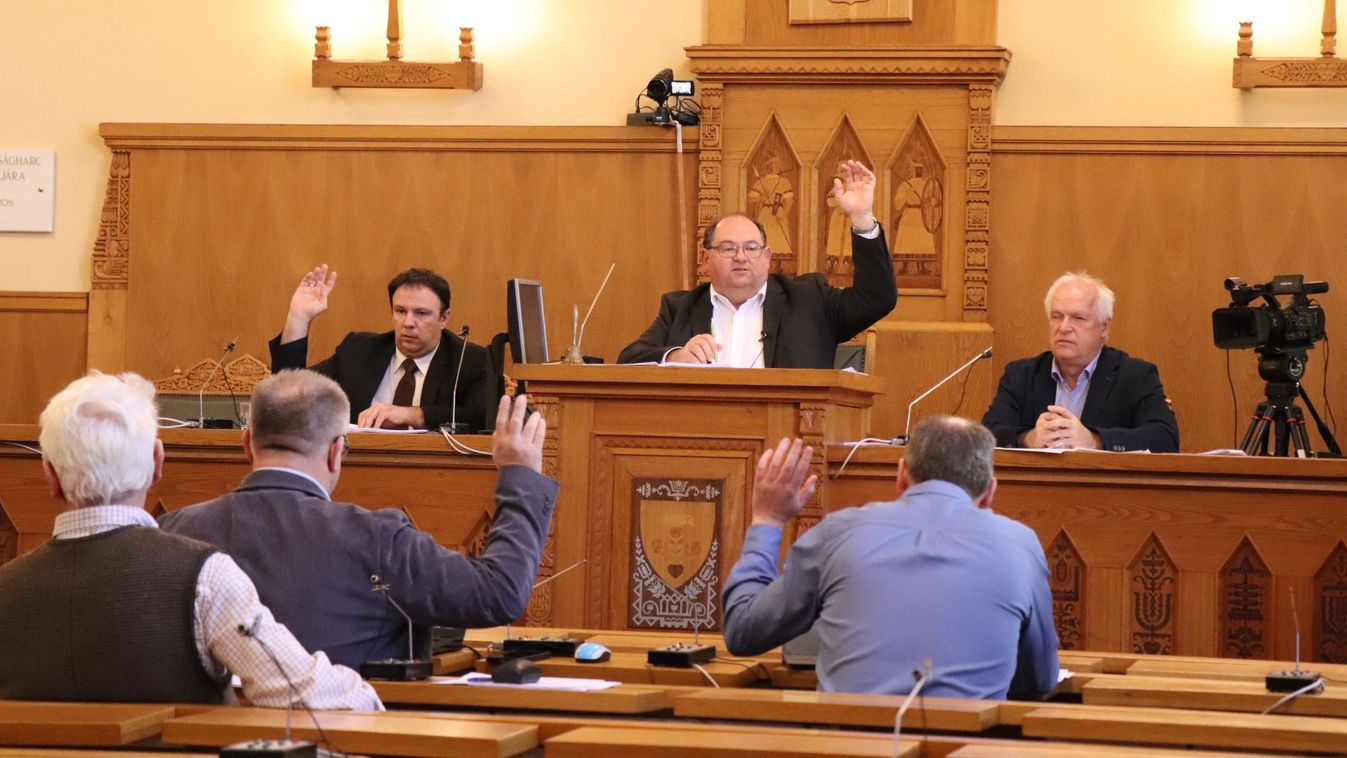 MVM Zrt. képviselőjét is kérdezték a testületi ülésen