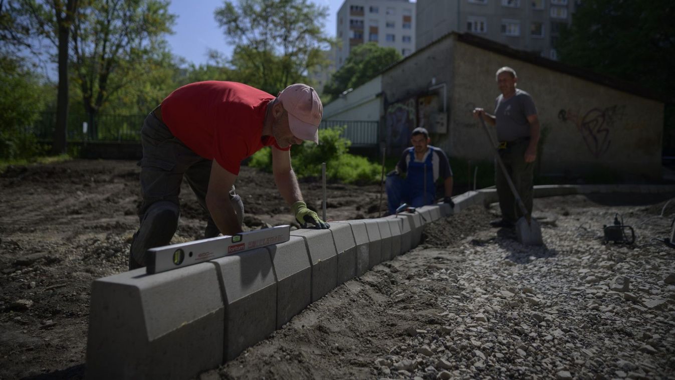 Új parkolókat adnak majd át a Retek utcában