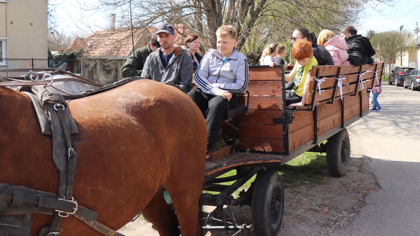 Húsvét Szentesen: csokitojásokat is kerestek a gyerekek