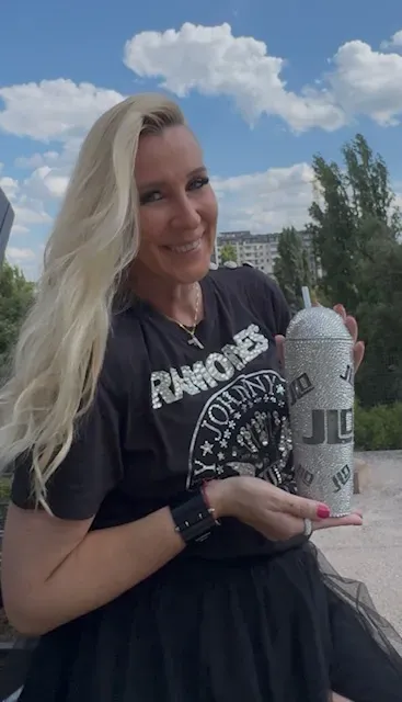 Jennifer Lopez Szegeden is megfordult tervező poharából szürcsölgetett