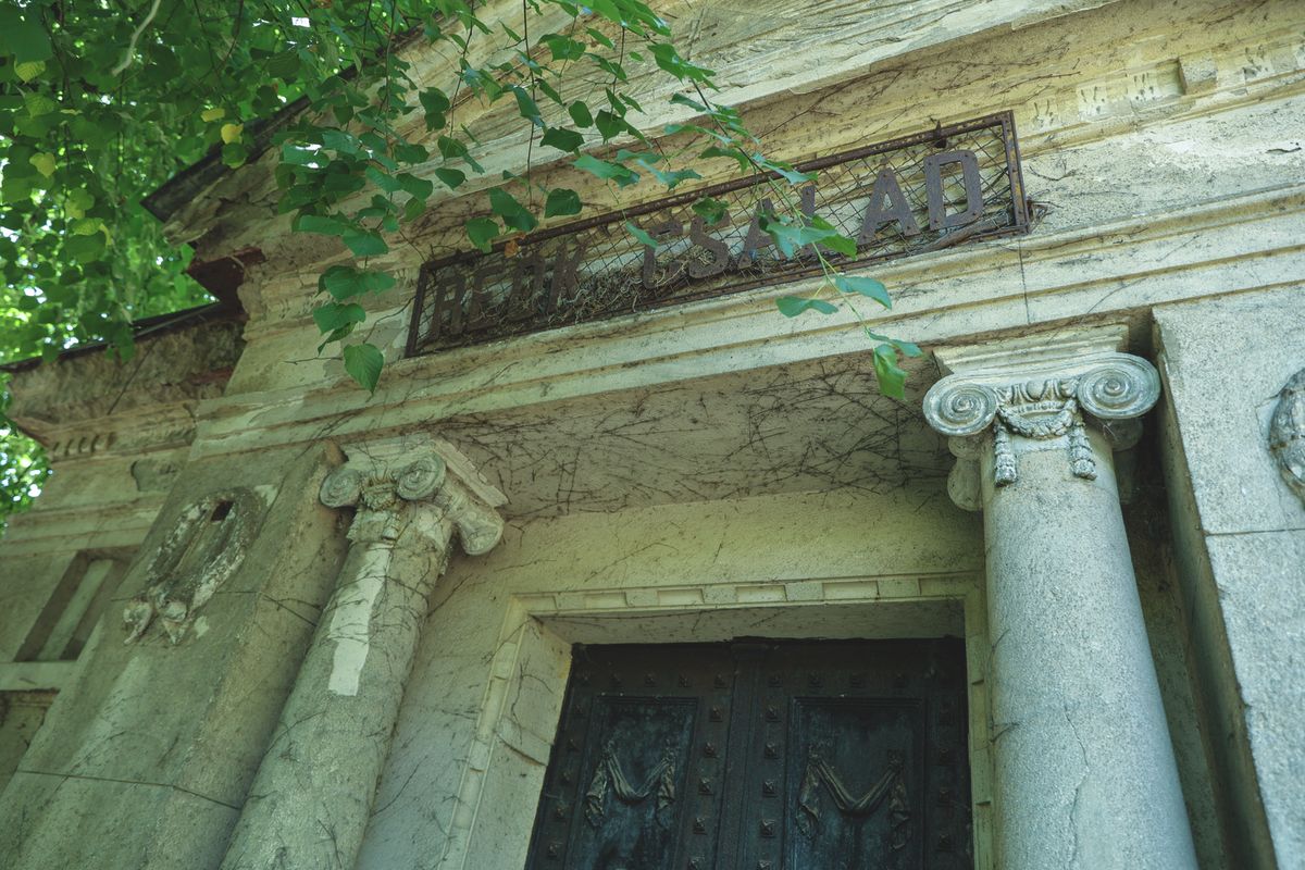 Vandálok áldozata lett a Reök-kripta