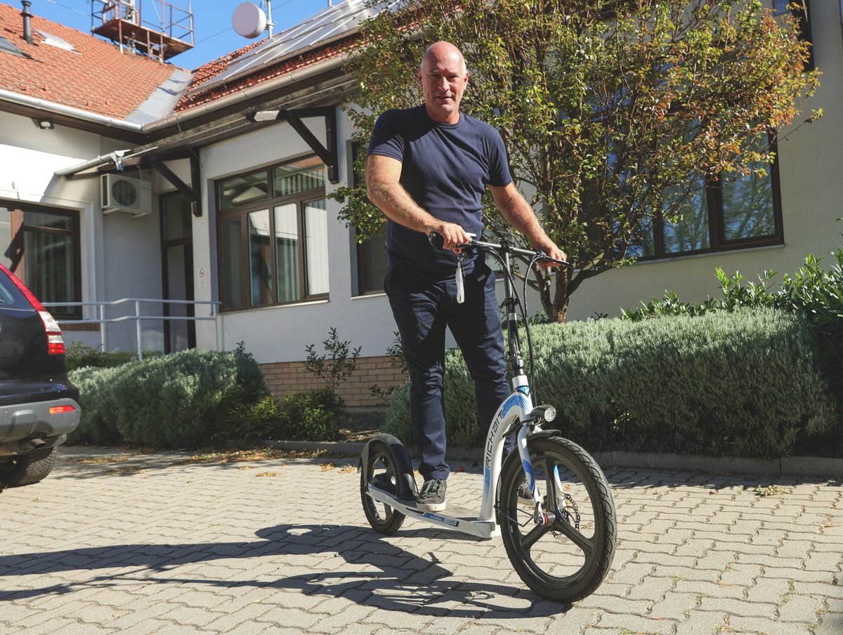 Molnár Áron polgármester elektromos rollerrel rója Algyőt