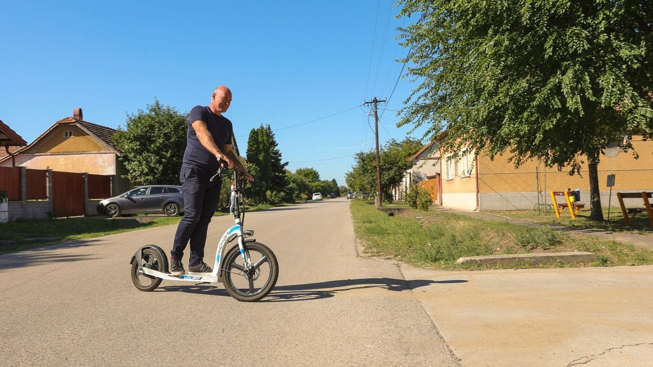 Molnár Áron polgármester elektromos rollerrel rója Algyőt