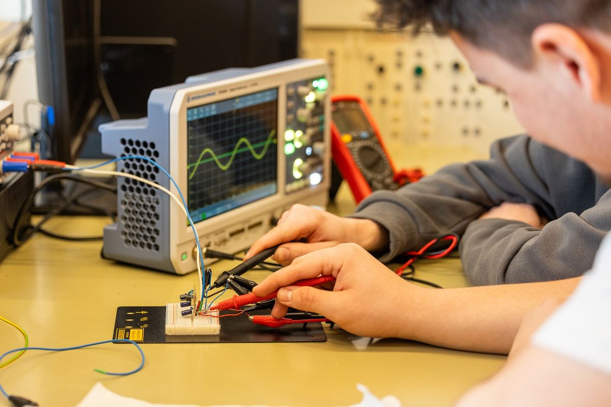 Jövőt építenek, tudást adnak – a Szegedi SZC Déri Miksa Műszaki ...