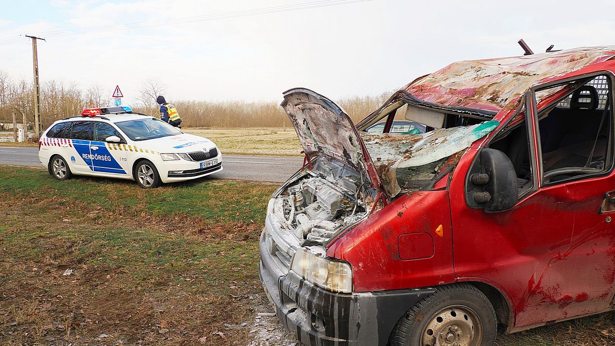 Baleset Kistelek közelében, megcsúszott és felborult egy kisteherautó