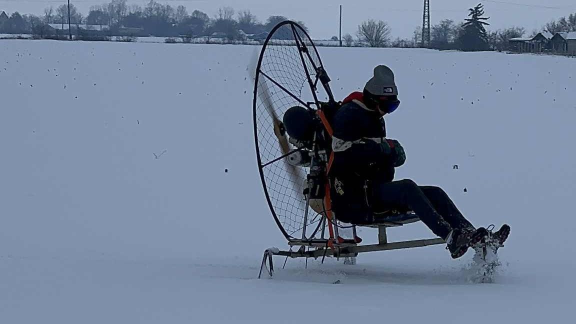 Videó: siklóernyő motorjából épült a különleges sítalpas járgány