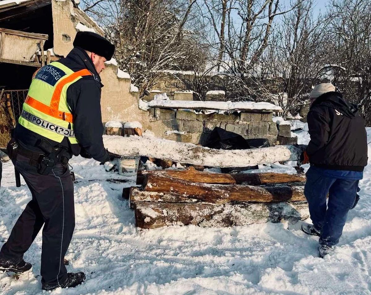 A rendőrök is kivették a részüket a téli segítségben