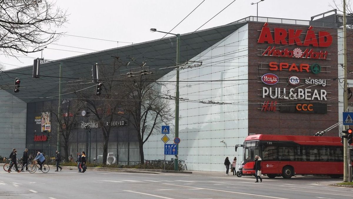 Márciustól fizetős az árkádos parkoló: megszűnik az ingyenesség