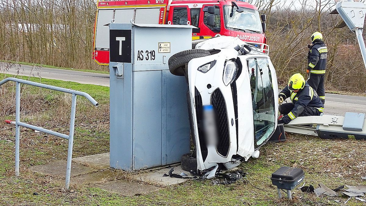 Baleset a vasúti átjáróban: civilek segítették a mentést