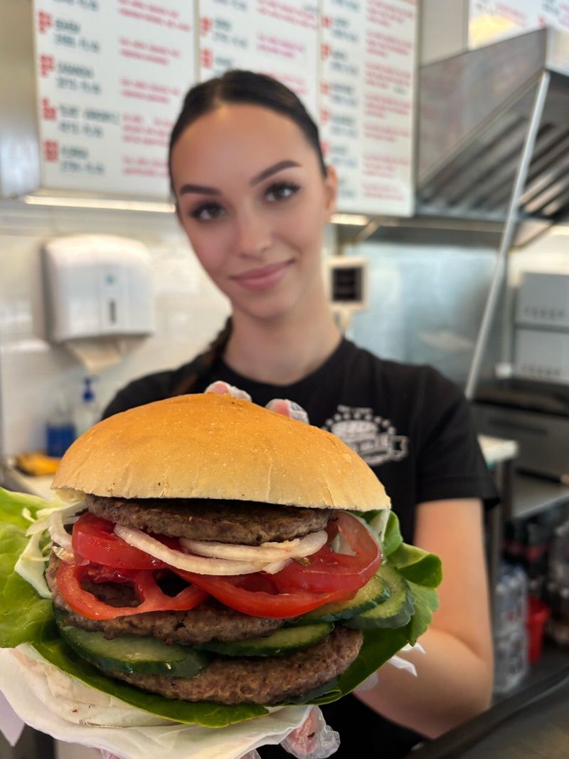 Több mint 40 hamburger és 37 év története – ünnepel a szegedi Super ...