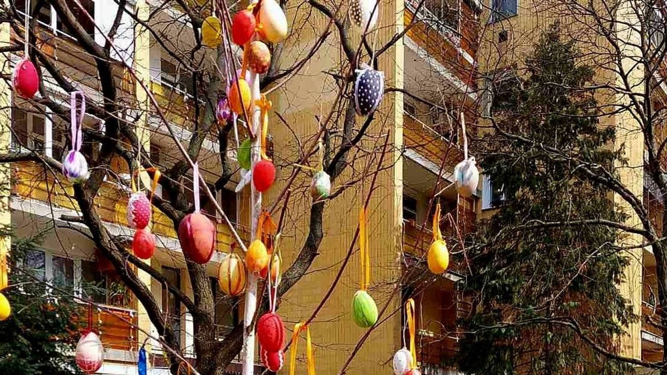 Csongrádi húsvéti dekoráció: tojásfa és díszkapu a parkban