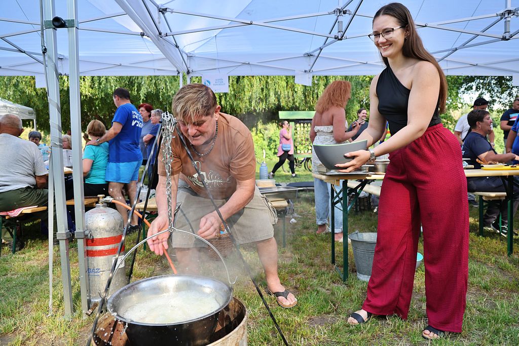 Halfesztivál a Tisza-parton: harcsakolbász és BBQ lazac is készült